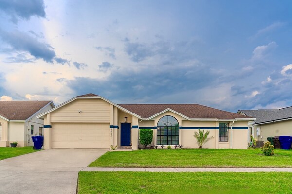Lakefront Pool Home-near Disney! - St. Cloud, FL