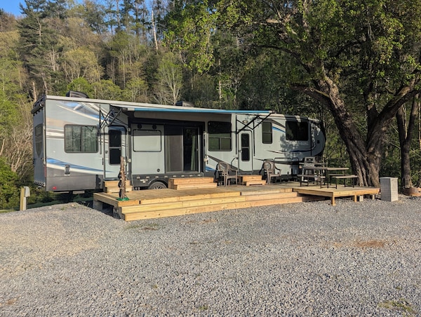 Great Location! Huge Luxury Rv 2 Full Bedrooms Plus Loft Right Behind Dollywood. - Pigeon Forge, TN
