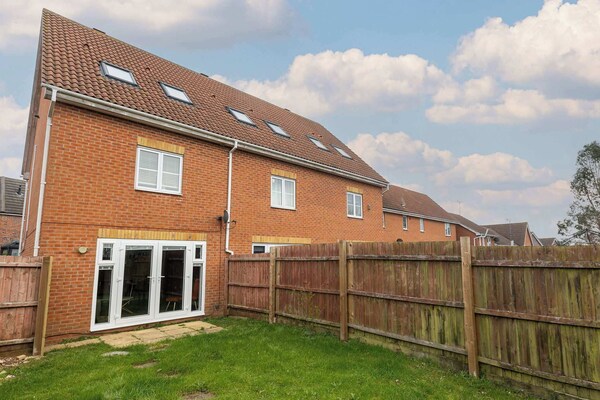 Host & Stay | Bluebell Close - Corby