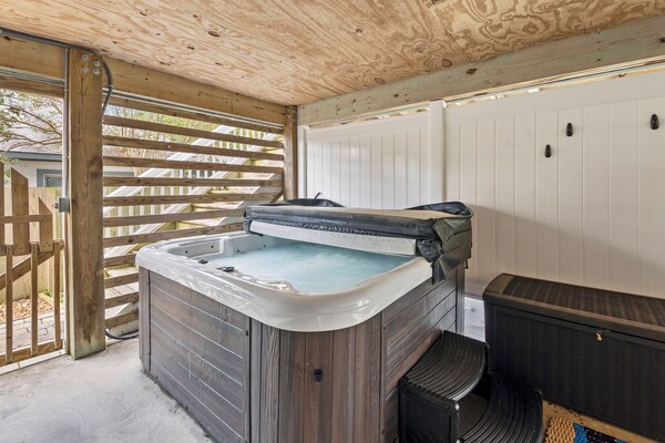 Avalon Tides: Pet-friendly | Hot Tub | Tiki Bar - Kill Devil Hills, NC