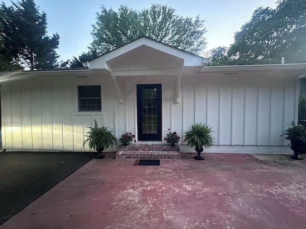 Cozy & Stylish 3 Bedroom Black And White Cottage. Perfect For Families & Groups! - Mentone, AL