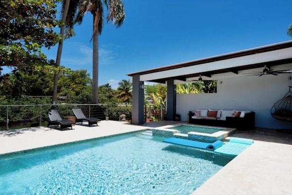Enchanting 3-bedroom Chalet In Carolina With Stunning Views - Puerto Rico