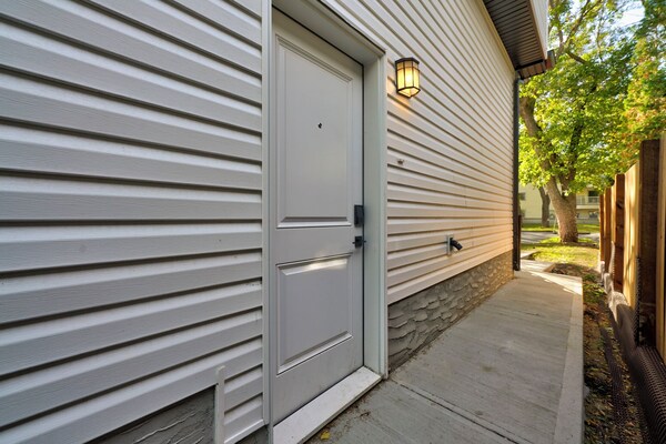 Modern Suite Near Royal Alex Hospital, Lrt, Rogers|free Wifi, Parking & Netflix - Edmonton