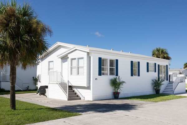 2-bdrm Coastal Getaway - Minutes Away From The Beach! - Fort Myers, FL