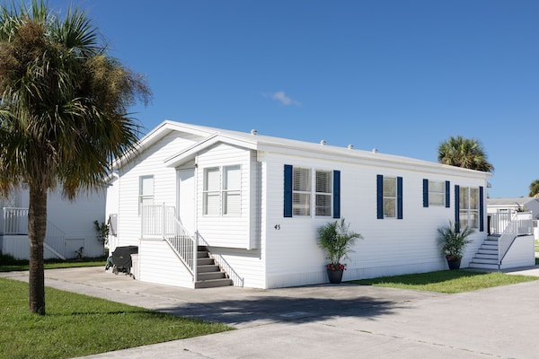 2-bdrm Coastal Getaway - Minutes Away From The Beach! - Fort Myers, FL