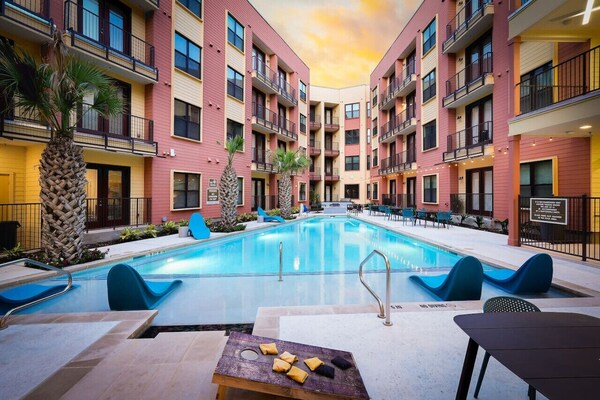 Modern 2br-w/ Prkng, Near Rvrwalk, Dome & Conv Ctr - San Antonio, TX