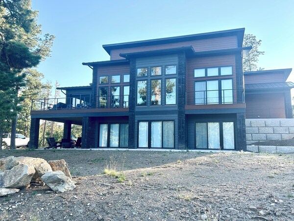 Modern Pines-6 Bedroom, 5.5 Bath. 4 Master Suites! - South Dakota