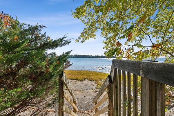Charming Ocean-view Cottage Just 10 Minutes From Downtown Freeport Shops - Freeport, ME