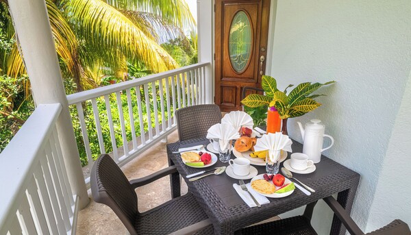 Ferapalms Tropical Escape With Scenic Ocean And Mountain Views - Dominique