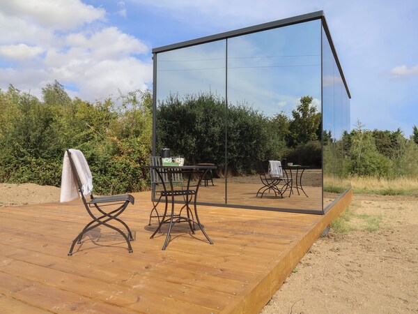 Pound Farm Mirror Houses: Meadow ööD, With Hot Tub In Framlingham - Saxmundham