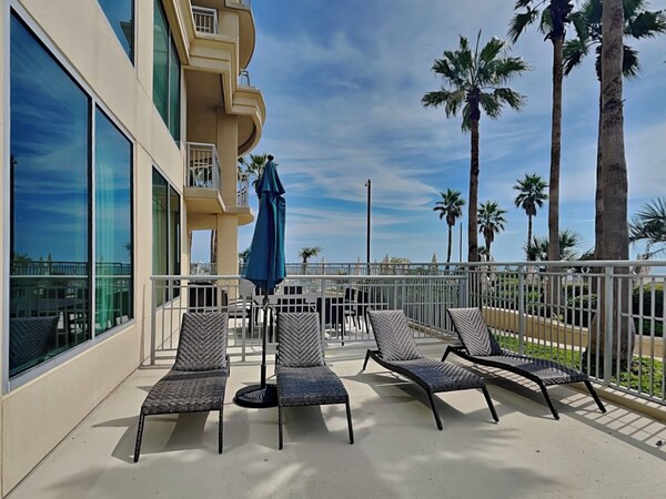 Gorgeous Water Views W/ Pool & Hot Tub Access - Texas City, TX