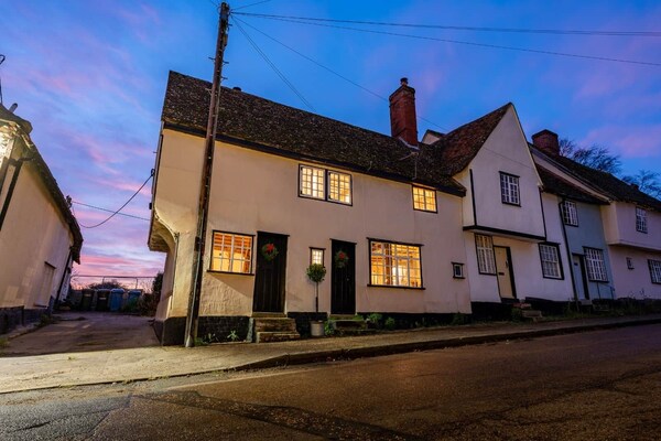 Charming Medieval Cottage Courtyard Garden And Wood Burner In Serene Kersey - Essex