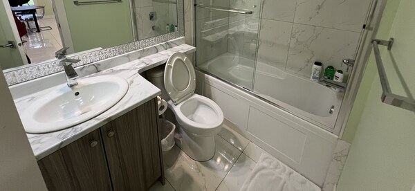 Newton 2-bedroom Suite, Room #2 - Surrey