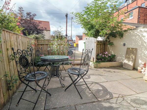 6 Clarence Place, Pet Friendly, Character Holiday Cottage In Whitby - Sandsend
