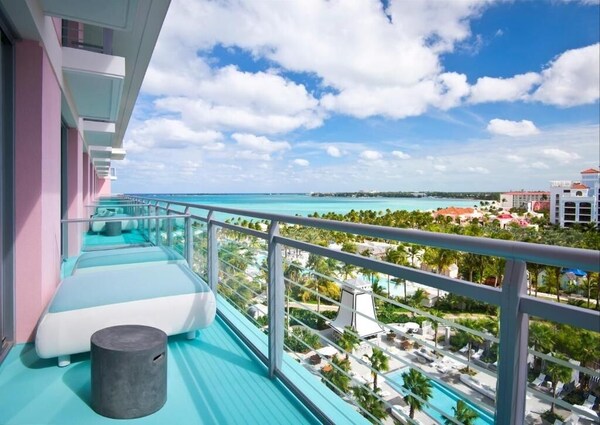 Idyllic Resort Room, Family Playtime Paradise - Joy In Every Corner - Nasáu