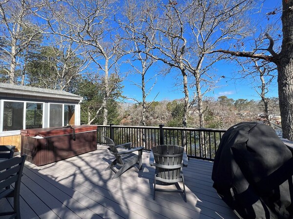 Spacious 4-bedroom Lakefront Cottage In Picturesque Bourne - Wareham, MA