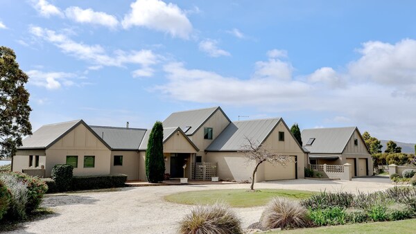 Chateau Clarence & Petite Chateau Luxurious Waterfront Retreat - Tasmania