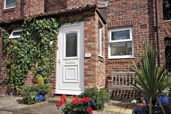 New Tower House- 10 Pear Tree Court, With A Garden In York - 約克