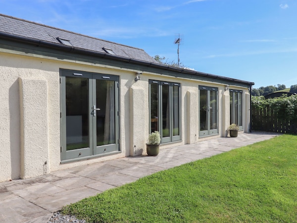 Binneford Barn, Family Friendly, With Hot Tub In Cheriton Fitzpaine - Devon