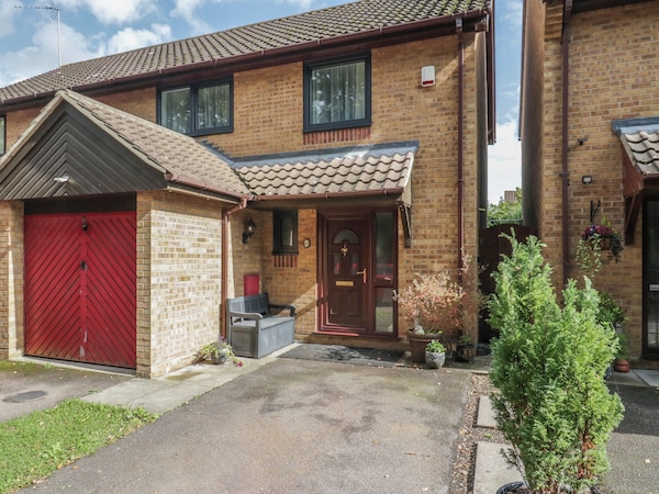37 Hanbury Gardens, Pet Friendly, With A Garden In Colchester - Colchester