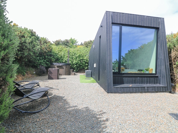 Stargazer, Romantic, With Hot Tub In Ballymoney, County Wexford - Gorey