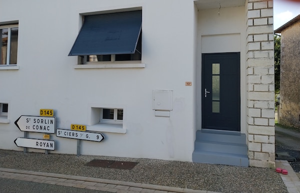 Appartement 100 M2 , 3 Chambres , Balcon Coin Fumeur. - Mirambeau