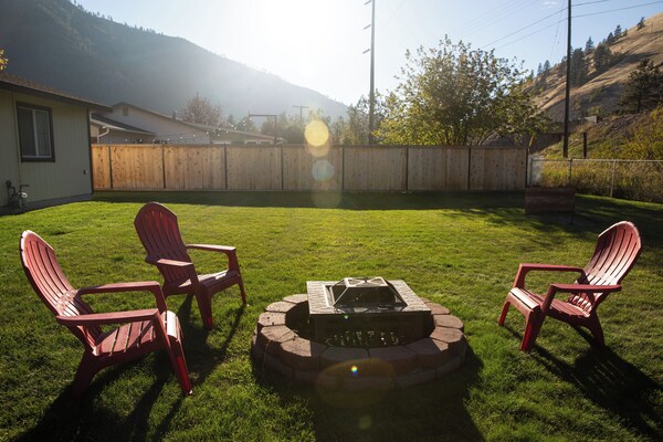 Mountain Views Hot Tub Vibes - Missoula, MT