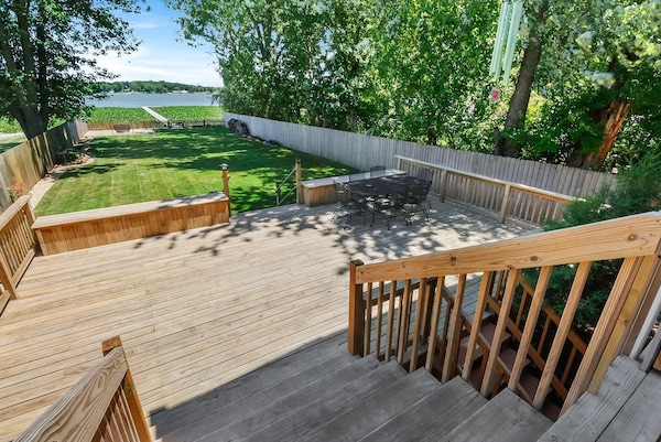Spacious Water-facing 5-bedroom Loft With Backyard Access To Cedar Lake - Cedar Lake, IN