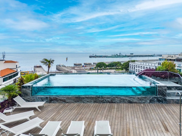 Modern 1-bedroom W/private Patio @ Savoy Insular - Monte