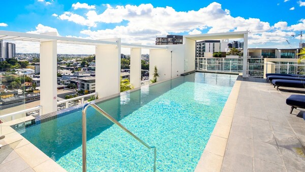 City Oasis Stylish Apt With Gym Rooftop Pool - Balmoral