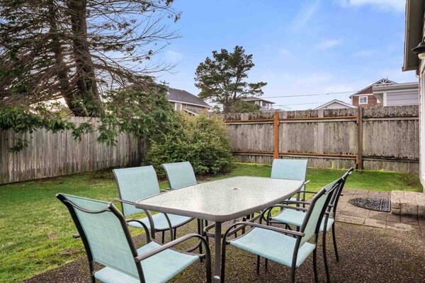 Wonderful North End Seaside Home, Fenced Backyard, Backyard Patio, 1 Mile To Shops, Food, And Fun - Seaside, OR