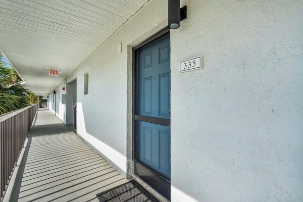 Deluxe Condo - Modern Furnishings And Great View! - Naples