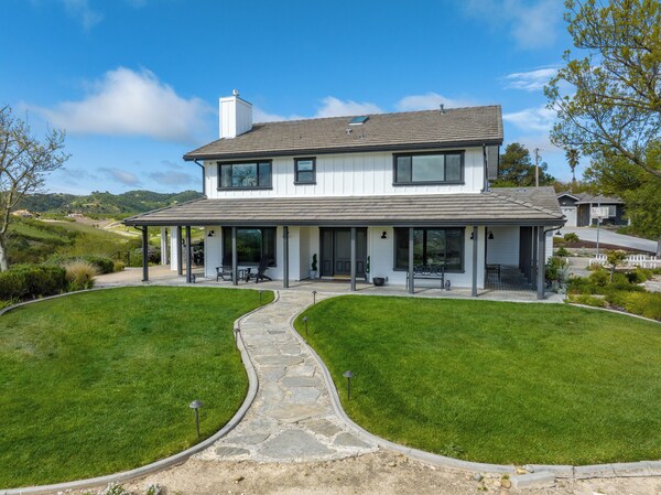 Modern Farmhouse & Guest House W/pool & Vineyard Views! - Paso Robles, CA