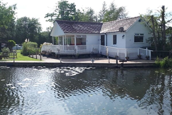 Noosa Sound Superb Waterside Bungalow In Horning Village On The Norfolk Broads - Horning