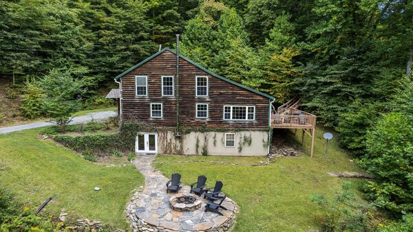 Mountainside Cabin! Hot Tub! King Bed! - Maggie Valley, NC