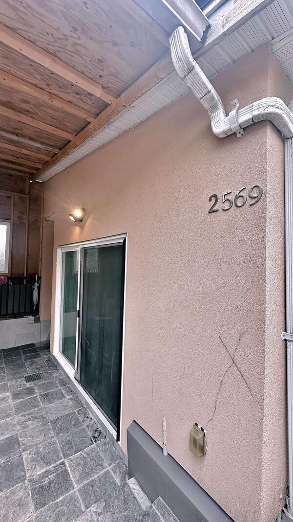 The Warm And Lovely Coach Home With 3 Bedrooms - Burnaby