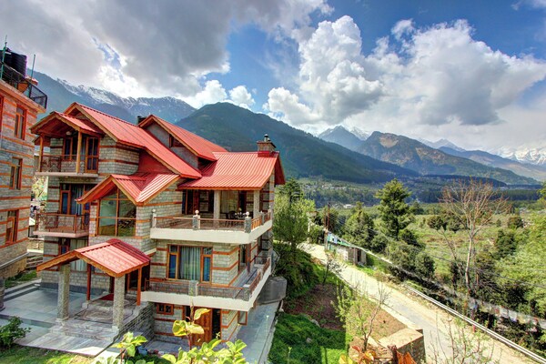 Conifer Home Villa: Your Dream Vacation In The Himalayas Awaits! - Manali