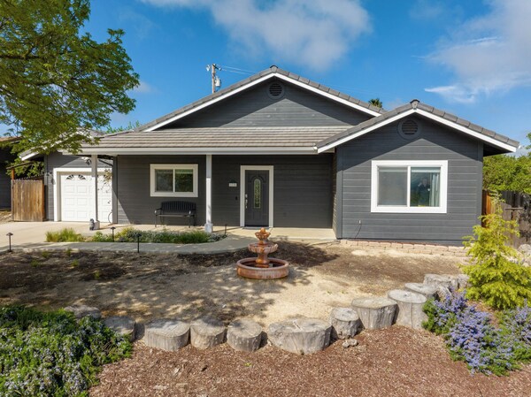 Hilltop Guest House W/spectacular Vineyard Views! - Paso Robles, CA