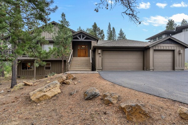 Luxury Reunion Site, Sunriver Lodge Has Six King Suites, Hot Tub, Bikes, Decks! - Oregon