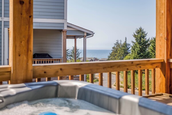 Sky-high King Suite, Ocean Views, Hot Tub, Game Room, Media Room In Depoe Bay! - Depoe Bay, OR