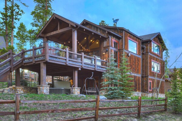 New Wandering Moose On Peak 10, Epic Views, Hot Tub, Location! - Breckenridge, CO