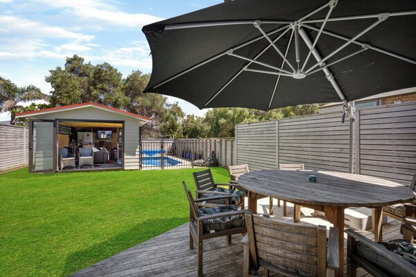 6br Family Beach House With Pool & Sea Views - Whangamatā