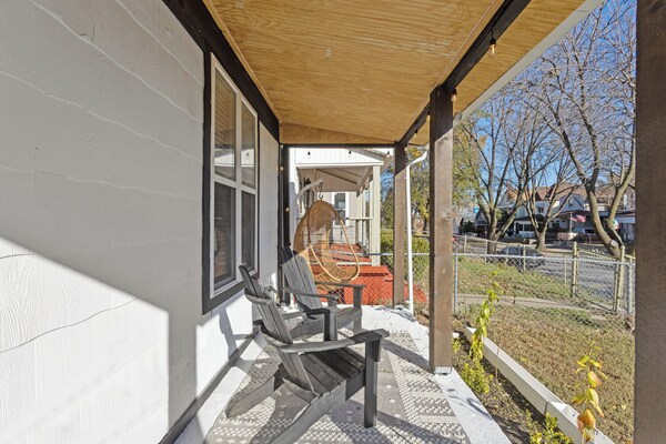 Newly Remodeled 3bd/1ba Near Crossroads Fenced Pets Welcome! - Kansas City, MO