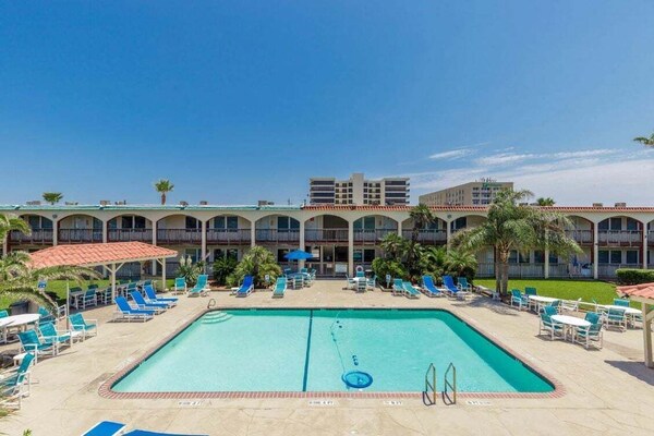 Beach Access Across The Street, Shared Heated Pool - Corpus Christi, TX