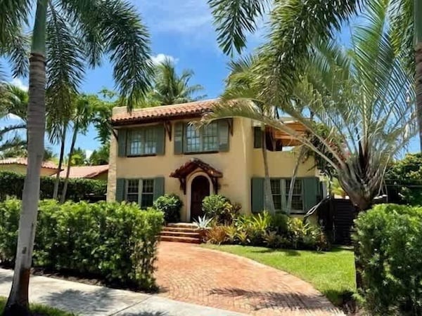 Casa Delfino - Savor Old World Charm With A Lush Poolside Retreat - Palm Beach, FL