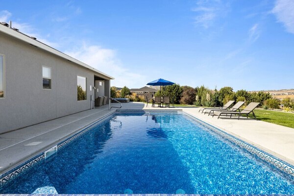 Hilltop Haven W/ Pool & Hottub! - Pasco, WA
