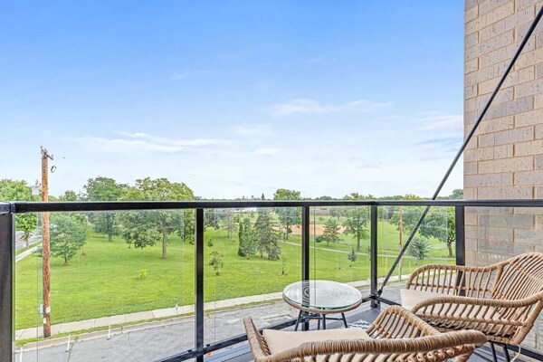 Cozy 1 Bedroom, 1 Bath Getaway With Balcony In Kingfield - Eden Prairie, MN