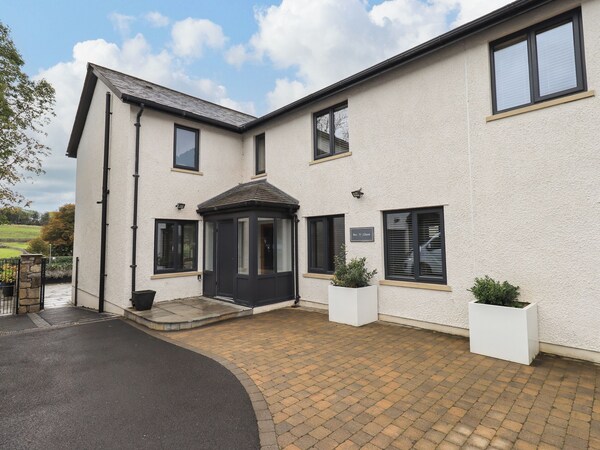 Pen-y-ghent, Pet Friendly, With Hot Tub In Kirkby Lonsdale - Ingleton