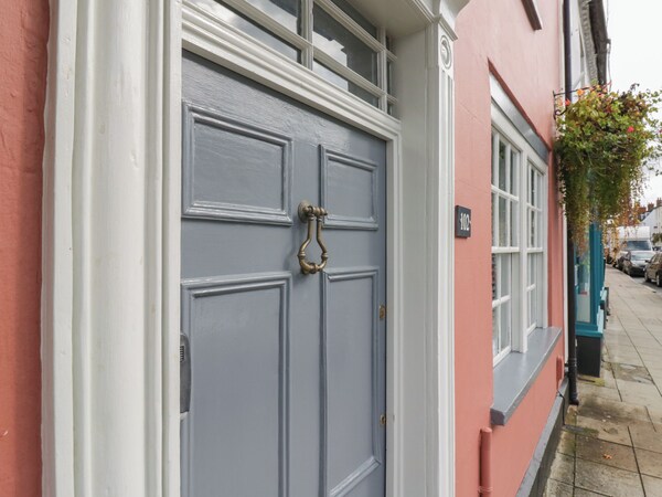 Hudson House, Pet Friendly, With A Garden In Stony Stratford - Buckinghamshire