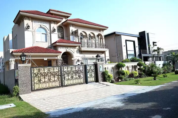 Spanish Villa/5 Bhk/raya Golf Course & Cinema 2kms - Punjab